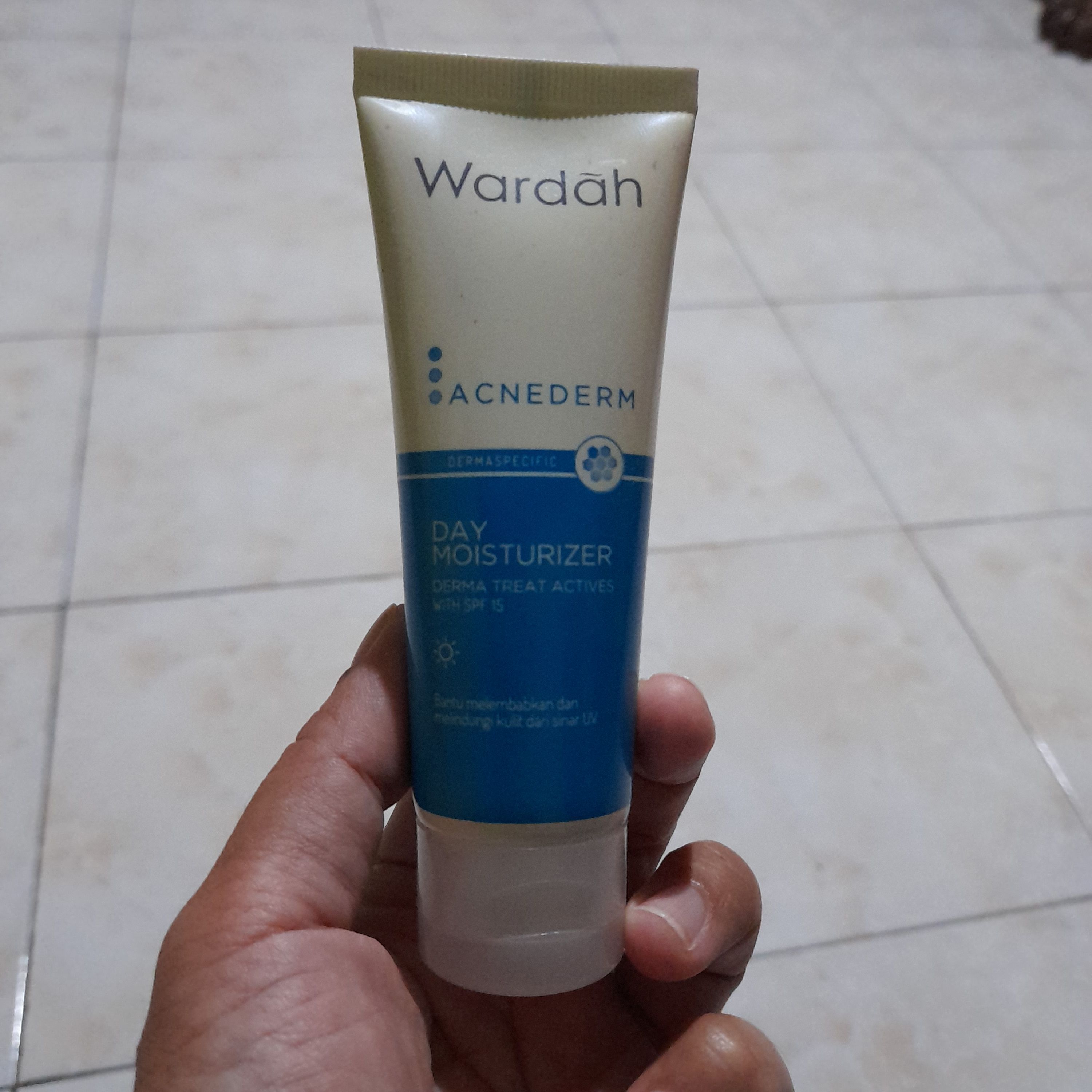 Wardah Acnederm Day Moisturizer - Beauty Review