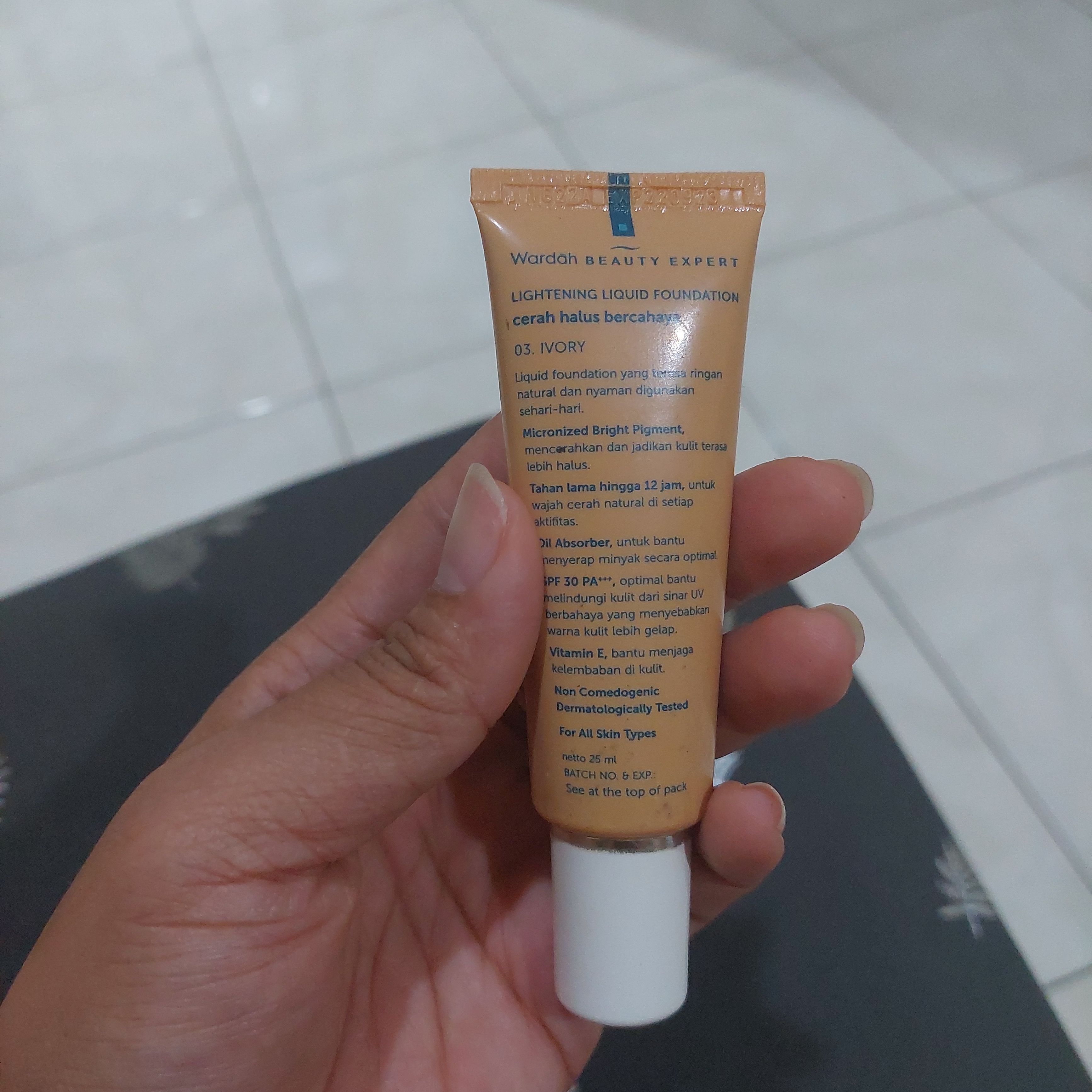 Wardah Lightening Liquid Foundation - Beauty Review