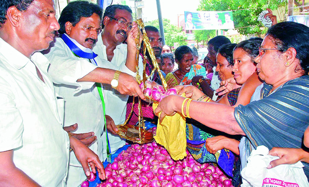 Onions distributed on YSR’s death anniversary