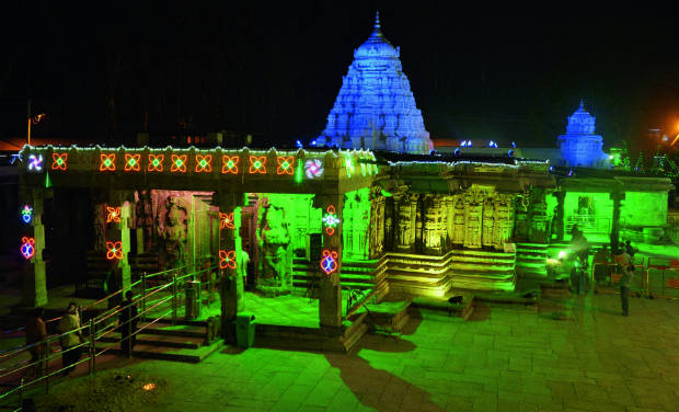 Thousands visit Talakkad town