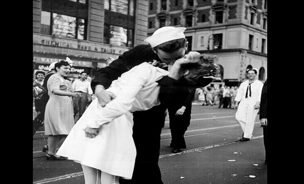 US sailor in iconic WWII kissing photograph dies