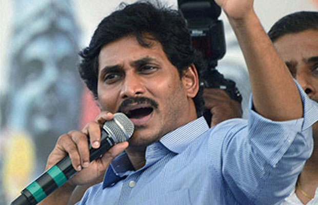 Jagan Mohan Reddy pulls crowd in Telangana too, questions Sonia Gandhi ...