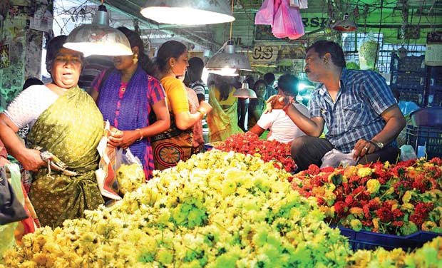 Koyambedu market bustling with activity for Ayudha Puja