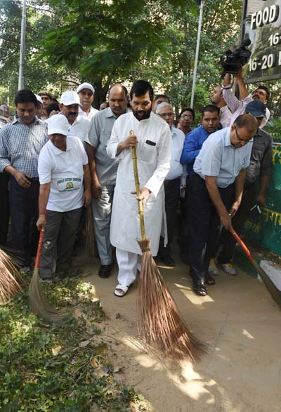 Narendra Modi wields broom, kick starts ‘Clean India’ campaign as a ...