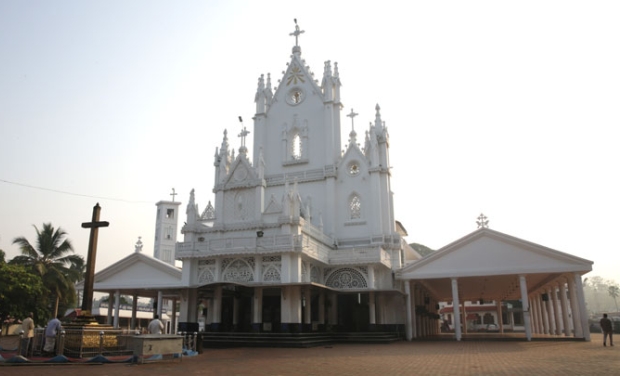 Eight couples wed at Manarcaud St Mary's church