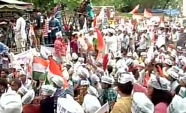 Aam Aadmi Party holds rally in Delhi demanding fresh elections