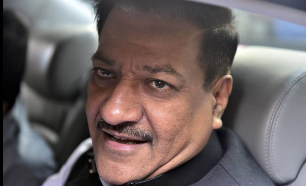Prithviraj Chavan meets Sonia Gandhi, to remain CM for now