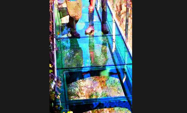 China: 3,000 feet high glass walkway cracks