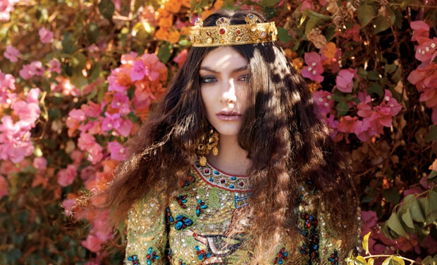 Lorde reveals that mother helps keep her grounded