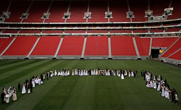 100 couples marry in mass wedding in Brazil on the World Cup field