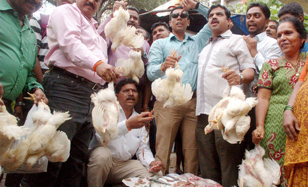 BJP disrupts Shiv Sena's anti-meat ban protest meeting