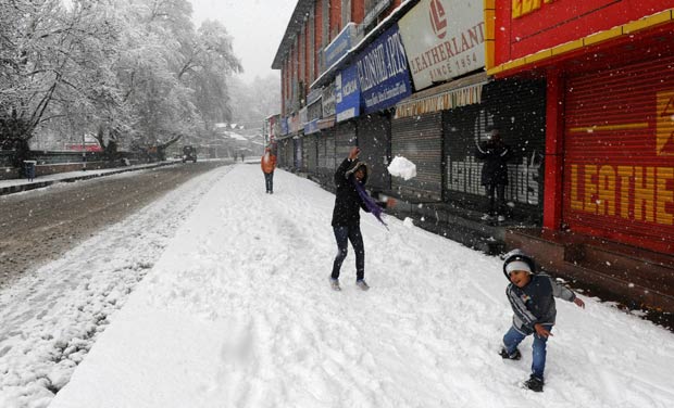 Pictures: Kashmir receives fresh snowfall