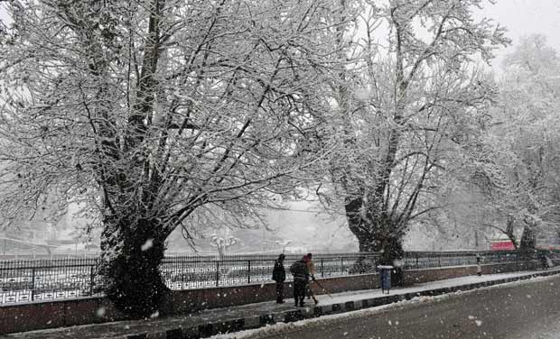 Pictures: Kashmir receives fresh snowfall
