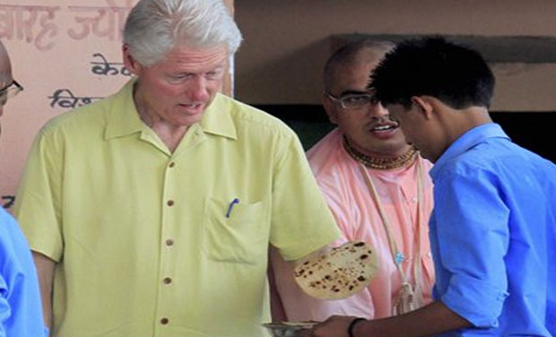 Bill Clinton serves food at a kitchen in Jaipur on his visit to India