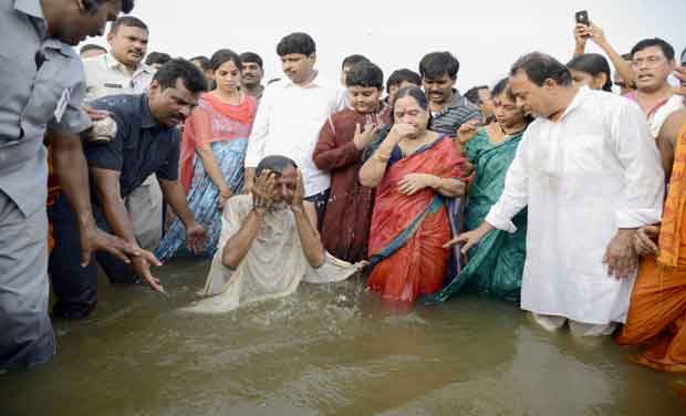 Godavari Pushkaralu commences, KCR takes the holy dip