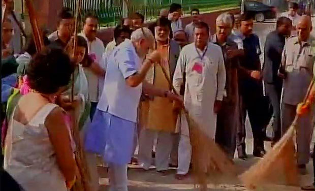 Narendra Modi wields broom, kick starts ‘Clean India’ campaign as a ...
