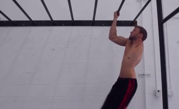 One-armed body builder doesn't let anything get in his way