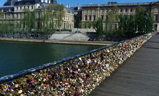 'Love locks' cause partial collapse of Paris bridge