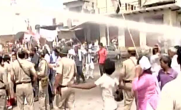 Congress leaders protest against water and power crisis in Delhi, detained