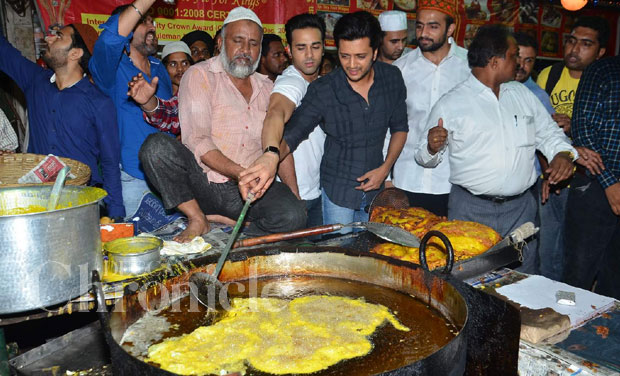 Riteish Deshmukh and Pulkit Samrat promote 'Bangistan' with iftar meal
