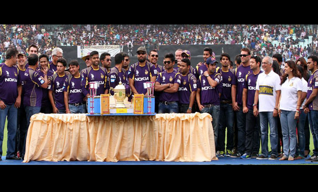 Shah Rukh Khan steals the spotlight at KKR victory party in Eden Garden