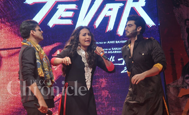 Arjun Kapoor and Sonakshi Sinha bring on the drama at 'Tevar' trailer ...