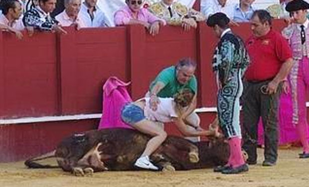 Brave woman jumps into bullfighting pit to comfort dying animal