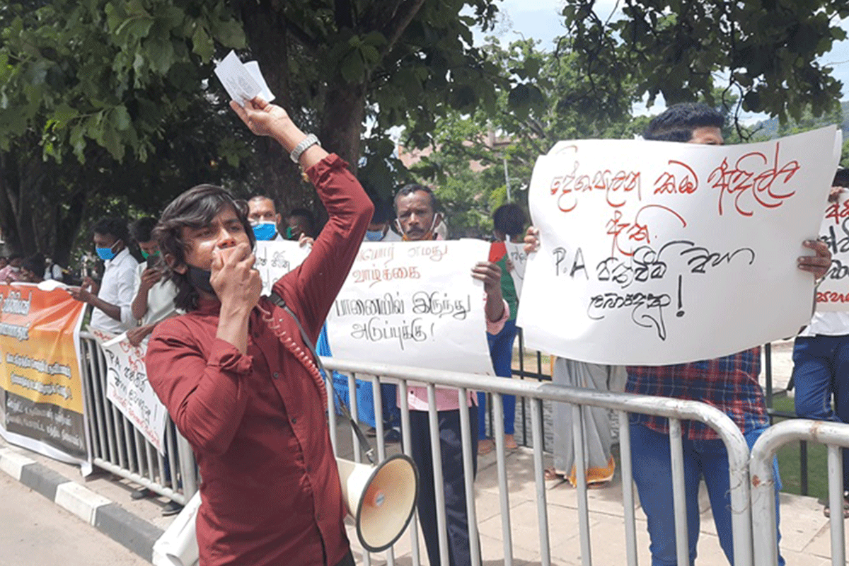 රැකියා විරහිත උපාධිධාරින්ගේ සංගමය දියත අසළ විරෝධතාවක – විපක්ෂ නායක ...