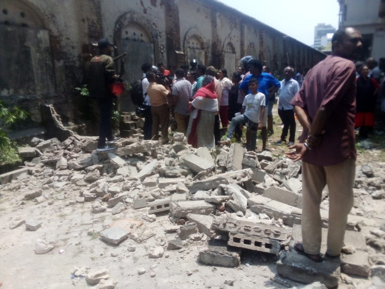 කොම්පඤ්ඤවීථියේදී දුම්රිය සේවකයෙකුට ගුටි - මුහුදුබඩ මාර්ගයේ ධාවනයත් නවතී ...