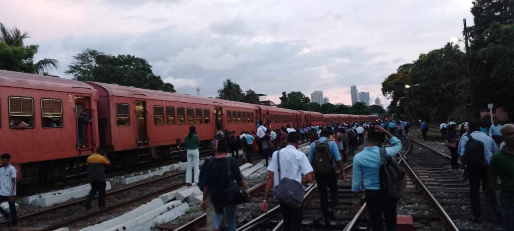 මරදානේදී දුම්රියක් පීලි පනී - ධාවනයට බාධා - Sannasa - සන්නස | ශ්‍රී ...