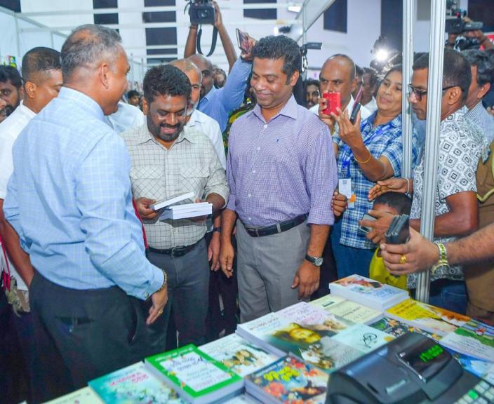 නව ජනාධිපති කොළඹ ජාත්‍යන්තර පොත් ප්‍රදර්ශනයට - Sannasa - සන්නස | ශ්‍රී ...