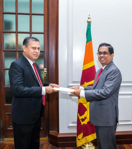 රාජ්‍ය පරිපාල අමාත්‍යංශයටත් නව ලේඛම්වරයෙක් - Sannasa - සන්නස | ශ්‍රී ...