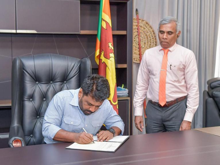 කෘෂිකර්ම අමාත්‍යංශයේ වැඩ භාර ගත් ජනපති - Sannasa - සන්නස | ශ්‍රී ලාංකීය ...