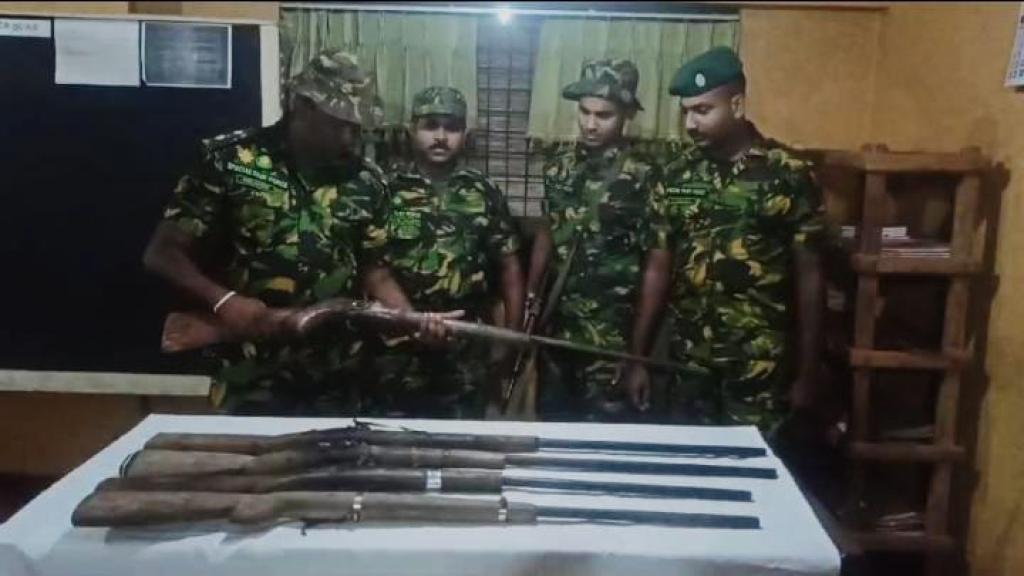 කිසියම් අපරාධයකට සූදානමින් සිටි පුද්ගලයින් පිරිසක් ගිනි අවි 6ක් සමගින් ...