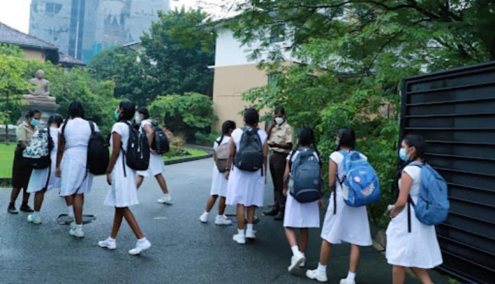 බලංගොඩ පාසලක ගැහැණු ළමයි 22ක් රෝහලට - Sannasa - සන්නස | ශ්‍රී ලාංකීය නව මාධ්‍යකරනයේ පෙරගමන්කරු