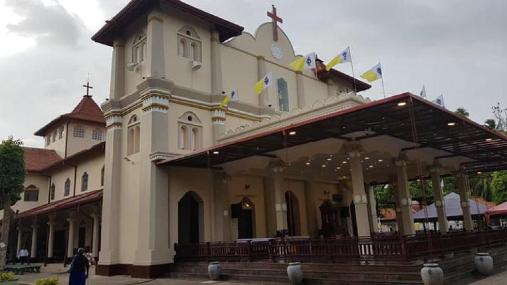 කටුවාපිටිය දේවස්ථානයේදී ආරක්ෂක සෙබළෙක් වෙඩි තබා ගනියි - Sannasa - සන්නස ...