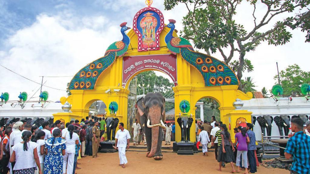 කතරගම බැතිමතුන්ට වද ගෙන ආ විසි දෙකක් අල්ලයි - Sannasa - සන්නස | ශ්‍රී ...