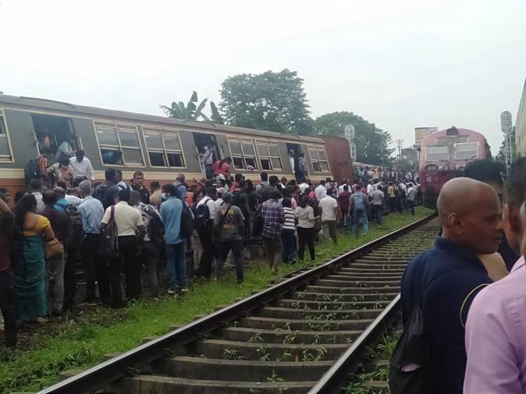 ගම්පහදී දුම්රියක් පීලි පනී - ප්‍රධාන මාර්ගයේ දුම්රිය පමාවක් - Sannasa ...