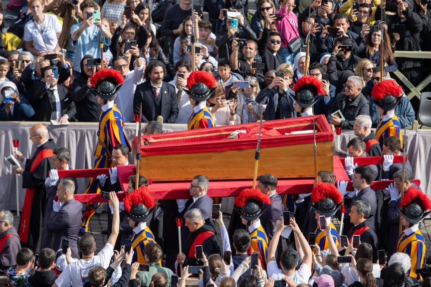 ශුද්ධෝත්තම ෆ්‍රැන්සිස් පාප් වහන්සේගේ දේහය මිහිදන් කෙරේ - Sannasa ...