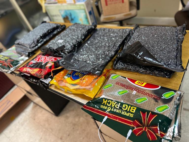 අට කෝටියකට ආසන්න කුෂ් මත්ද්‍රව්‍ය තොගයක් සමග තායි තරුණයෙක් අත්අඩංගුවට ...