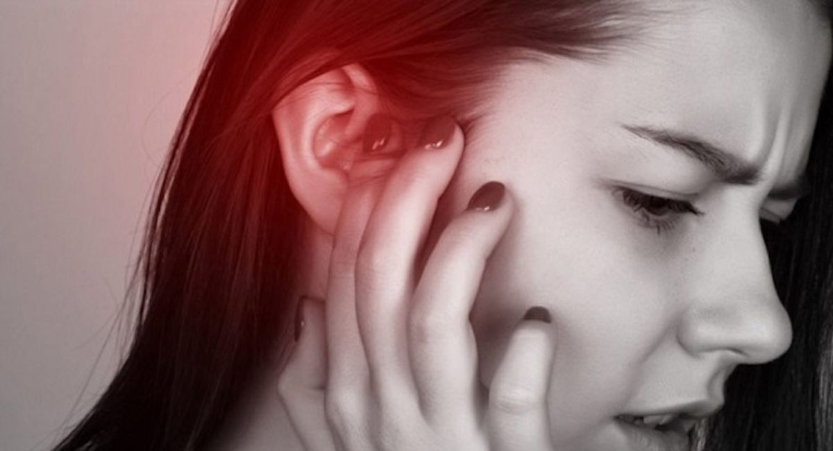 Nóng tai phải có ý nghĩa gì? Giải mã hiện tượng nóng tai phải