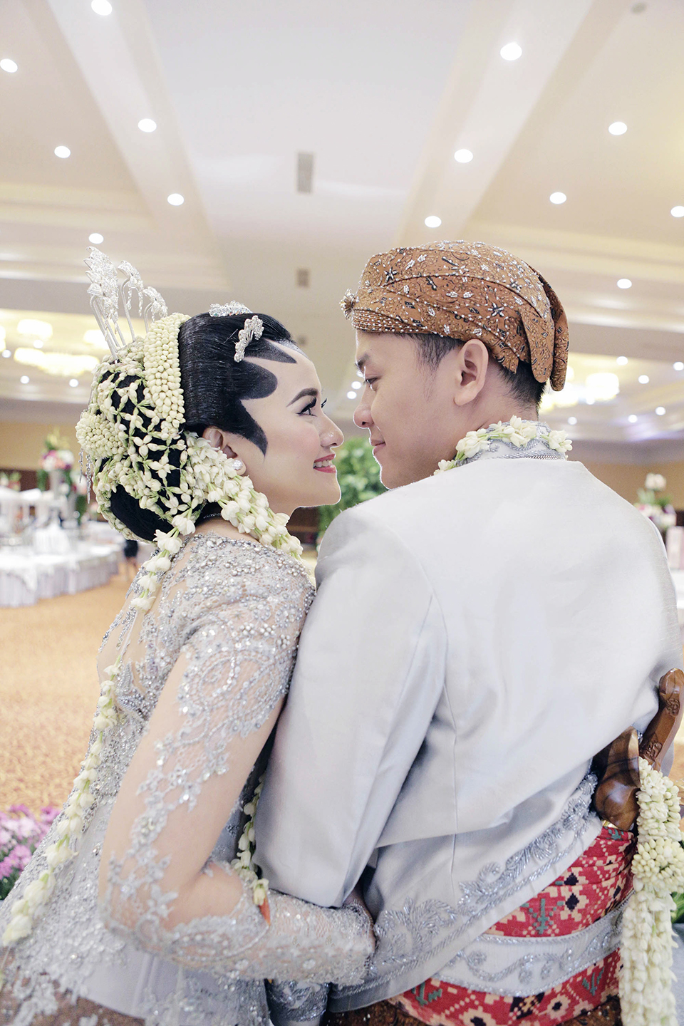 Modern Javanese Wedding of Alyssa and Heru at Sasana Kriya | The ...