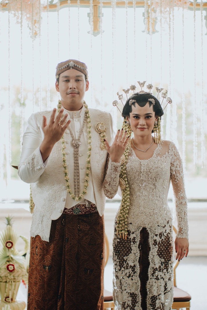 Perpaduan tema tradisional modern dalam Pernikahan Nadya & Vino | The ...