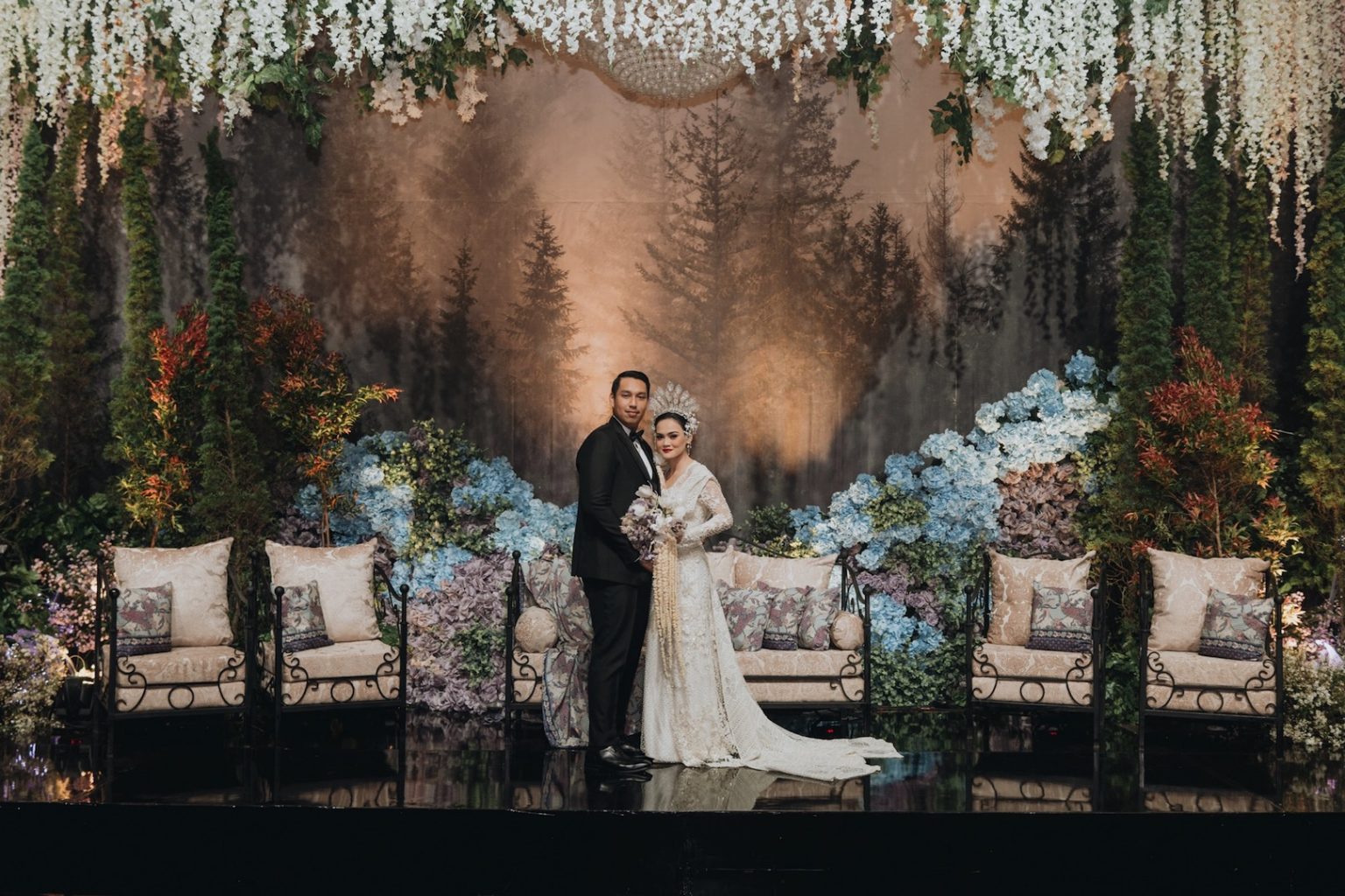 Perpaduan tema tradisional modern dalam Pernikahan Nadya & Vino | The ...