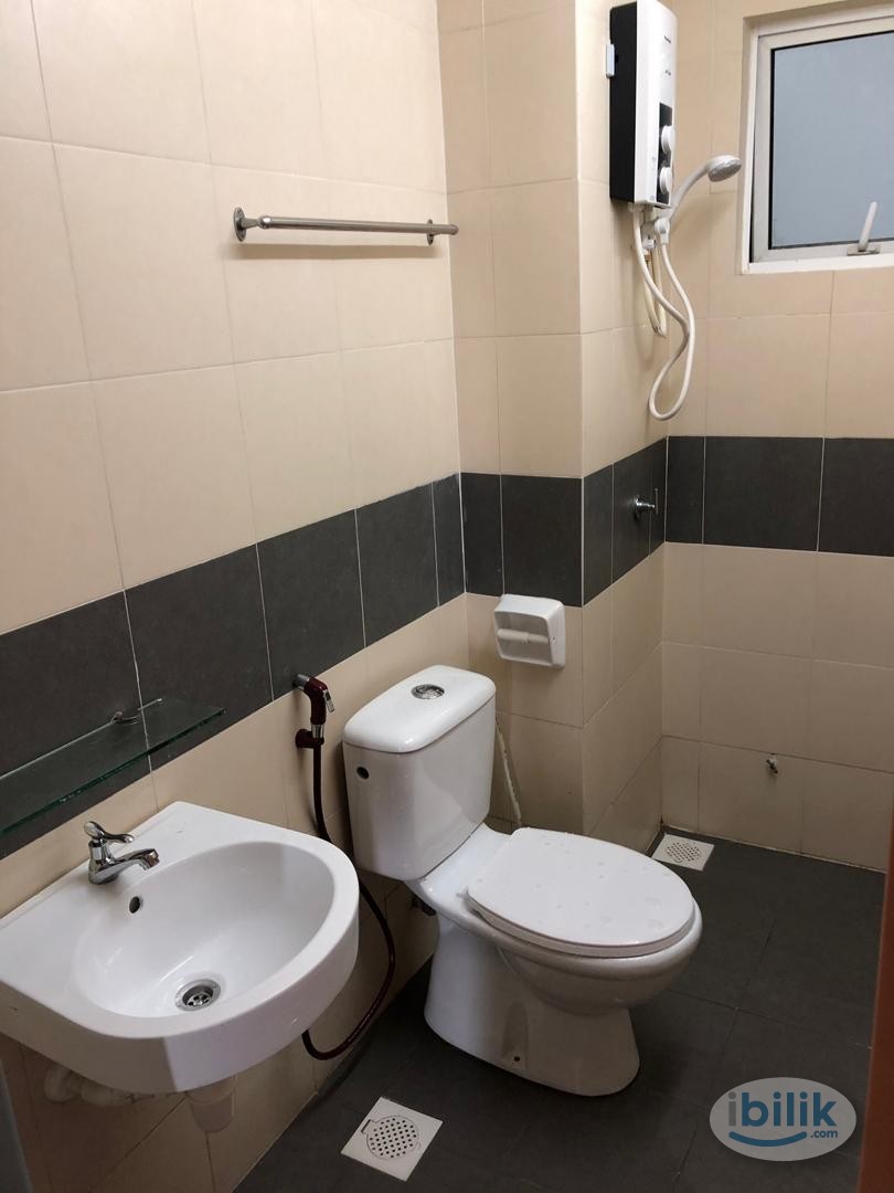 Chinese Female, 1min walk to lrt, 2 station to trx - Room For Rent in