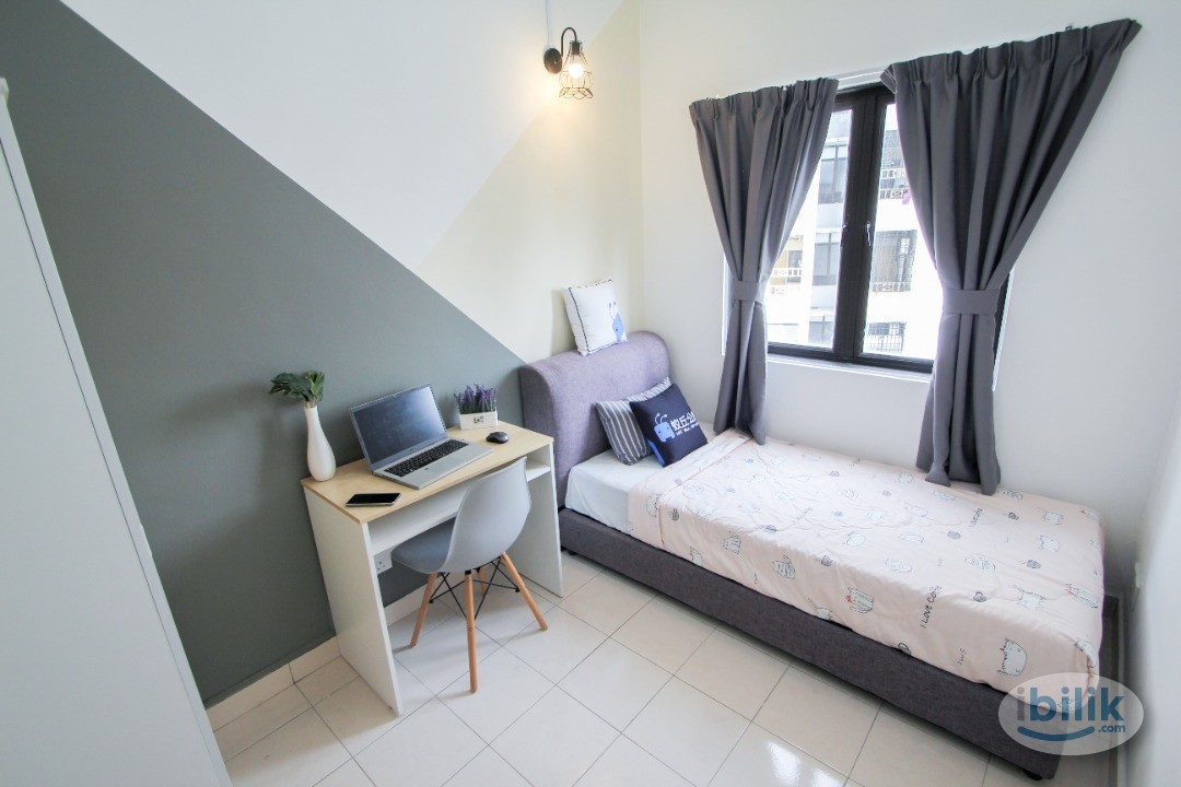 Single Room with Window & Aircond for rent - Room For Rent in