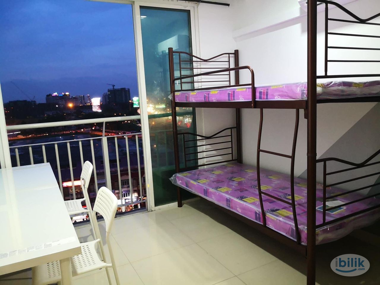 Air cond Big Twin Room(2 person shared) at Menara U, Shah Alam,3 min ...