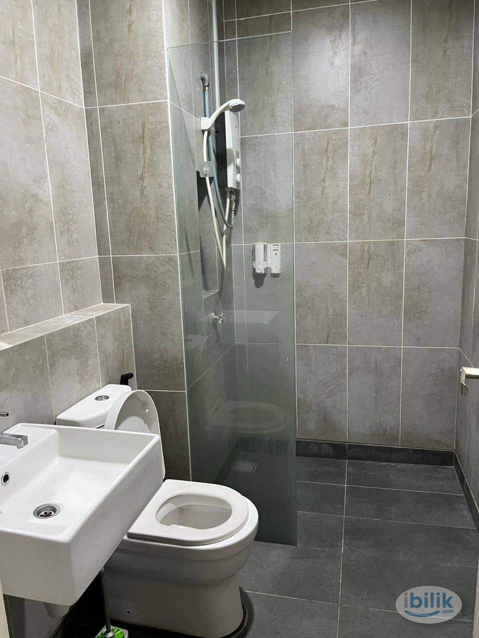 Middle room for rent for female - Room For Rent in