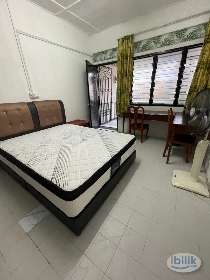 Middle Room at Section 17, Petaling Jaya - Room For Rent in