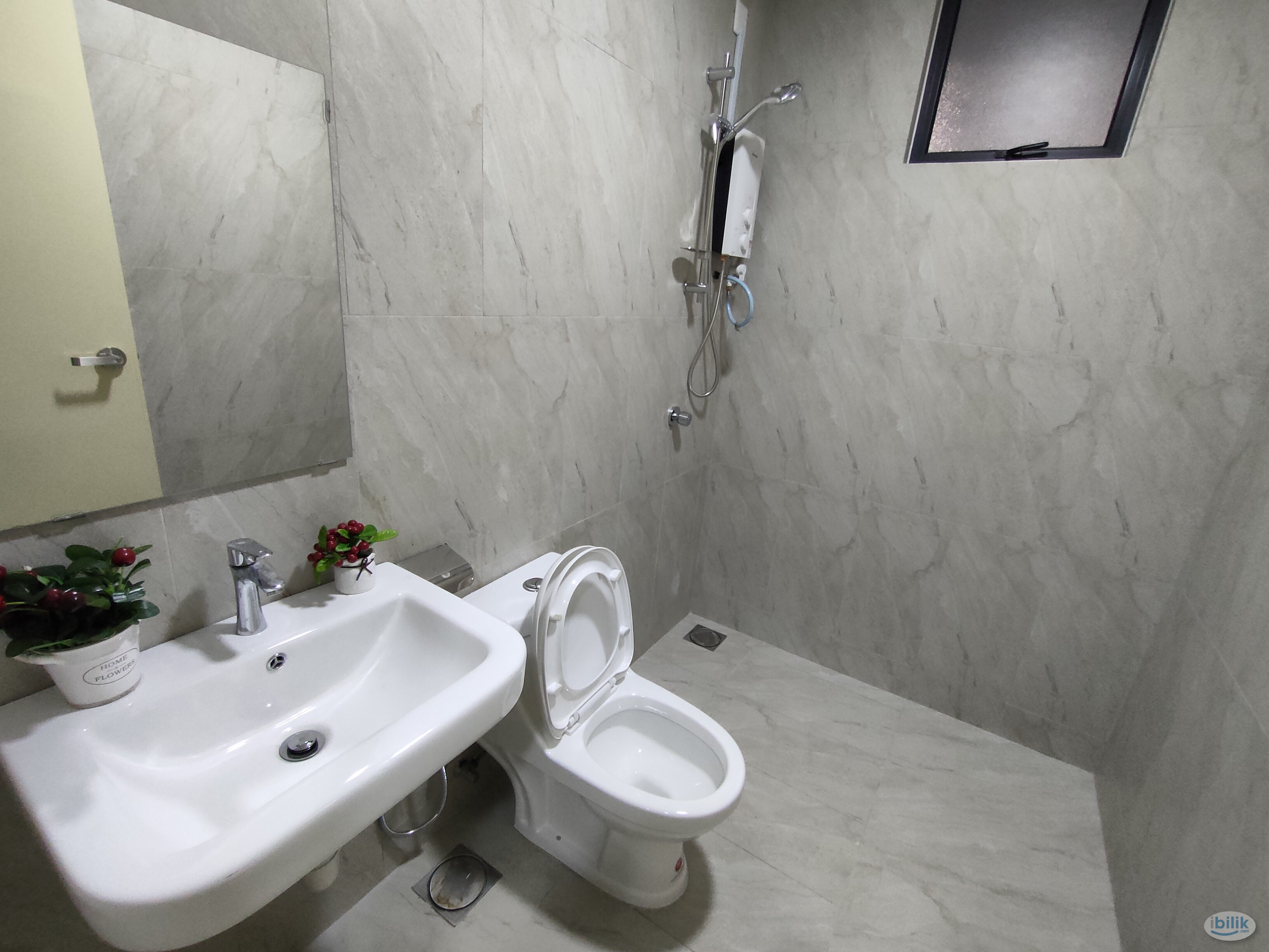 Medium room for FEMALE at Wangsa Maju. Link bridge to LRT Sri Rampai. Near Wangsa Walk/MINDEF ...